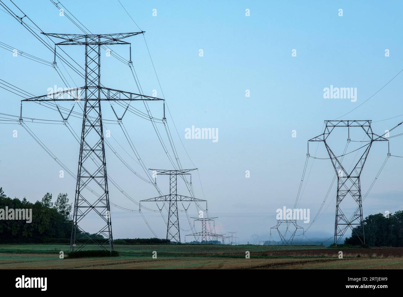 Electric pylon in the countryside | Pylone electrique au milieu des ...