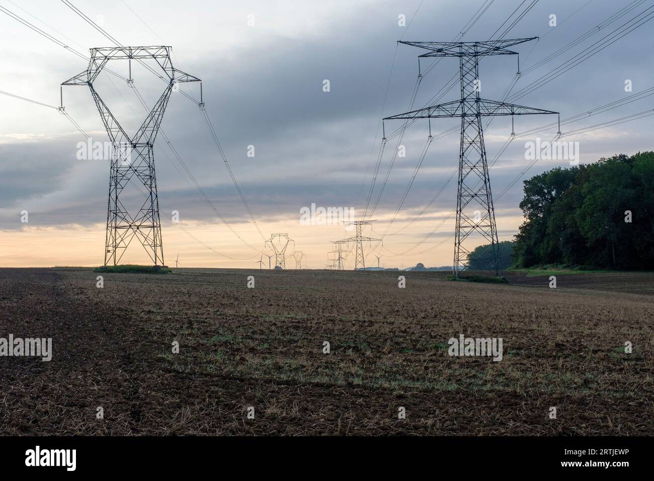 Electric pylon in the countryside | Pylone electrique au milieu des ...