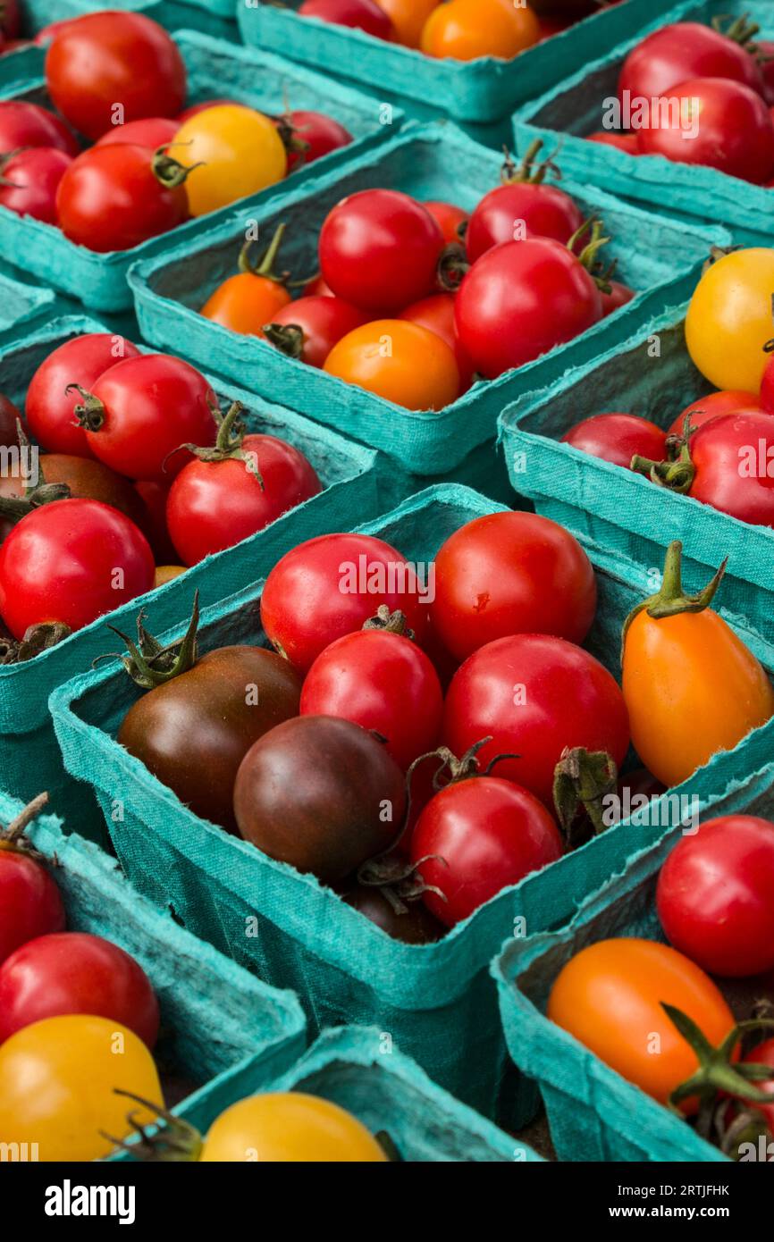 Vertical perspective of cherry tomato baskets hi-res stock photography and images - Alamy