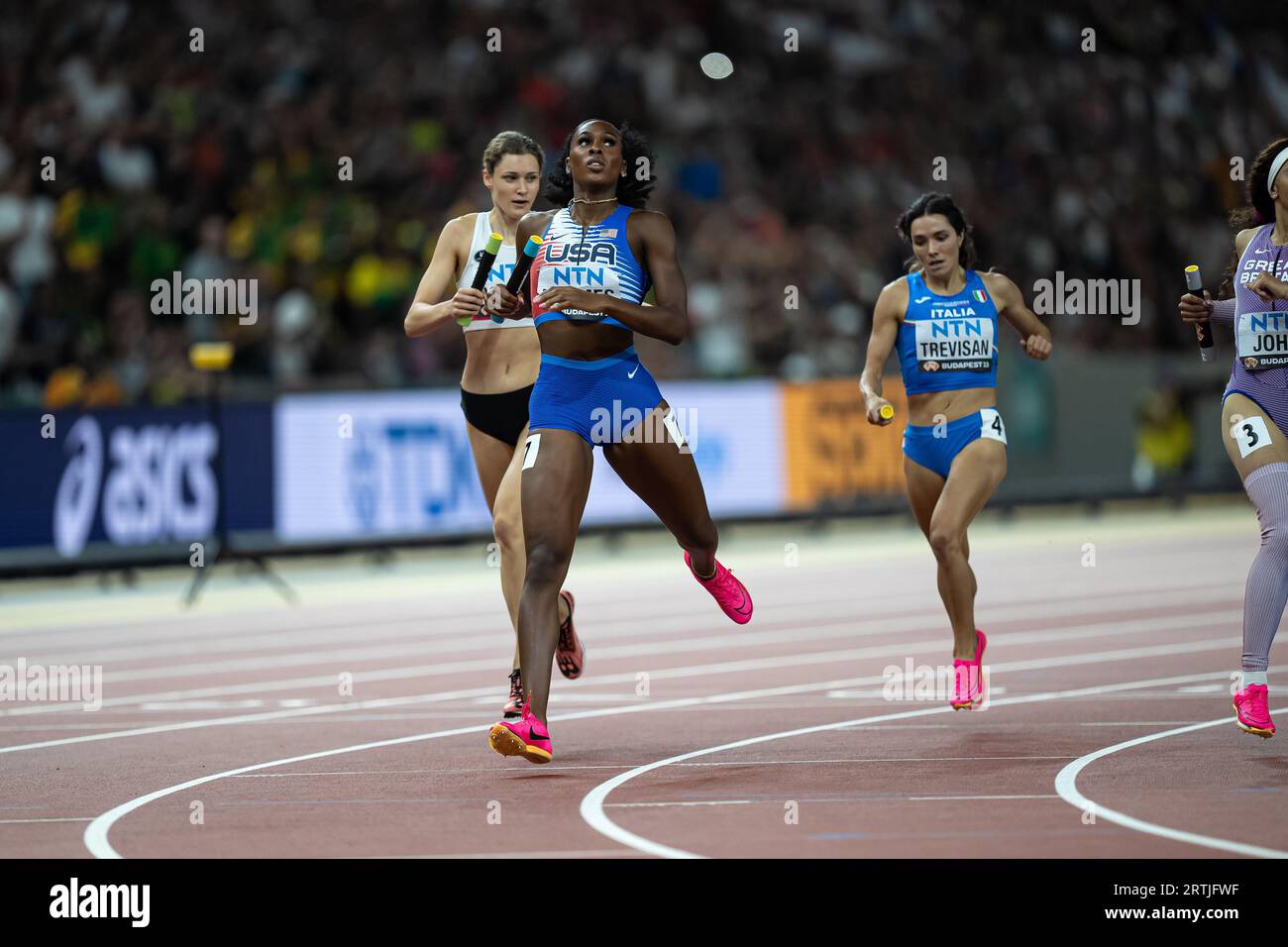 Alexis Holmes participating in the 4X400 meters relay at the World ...