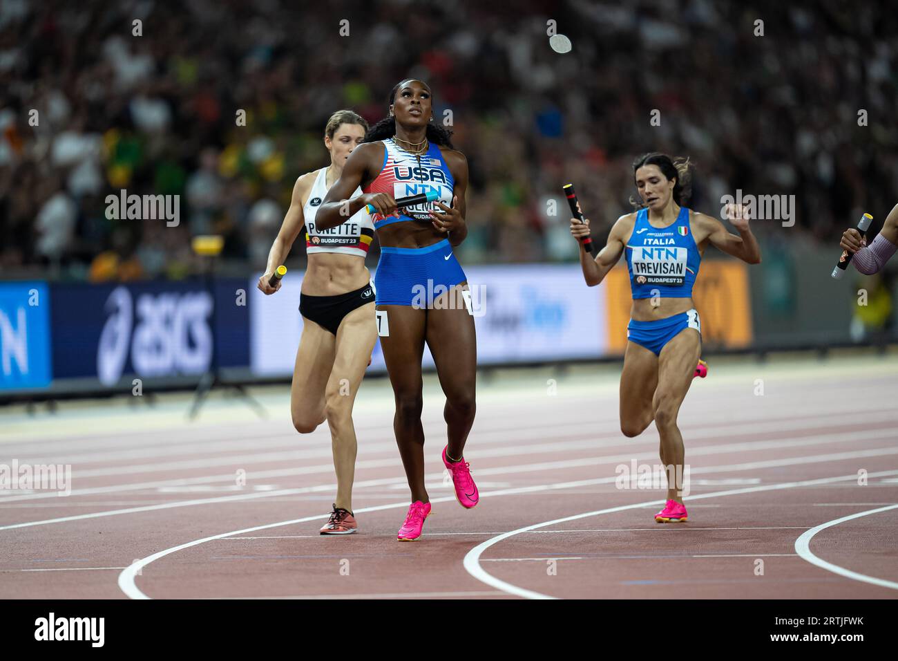 Alexis Holmes participating in the 4X400 meters relay at the World ...