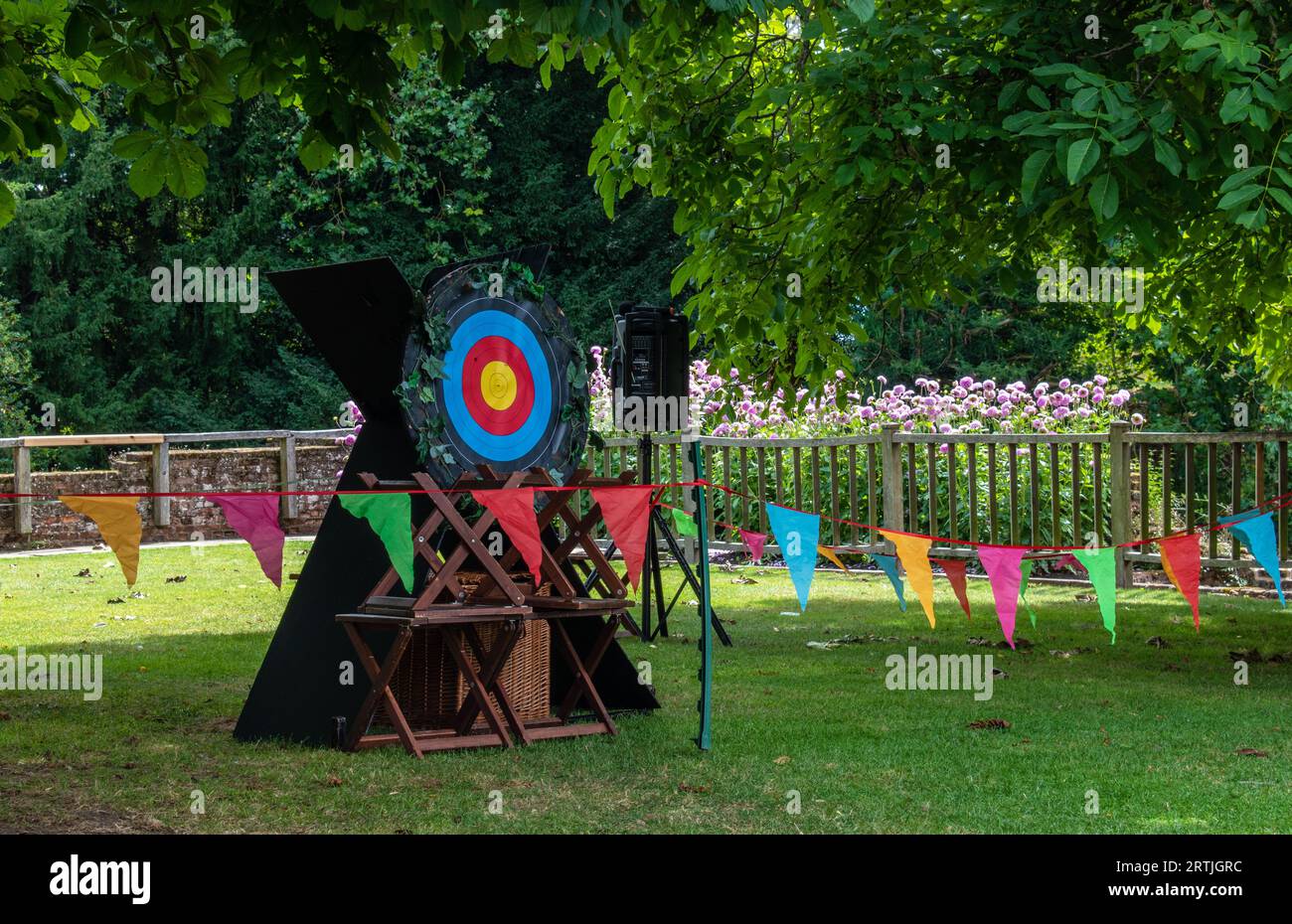 Traditional archery target hi-res stock photography and images - Alamy