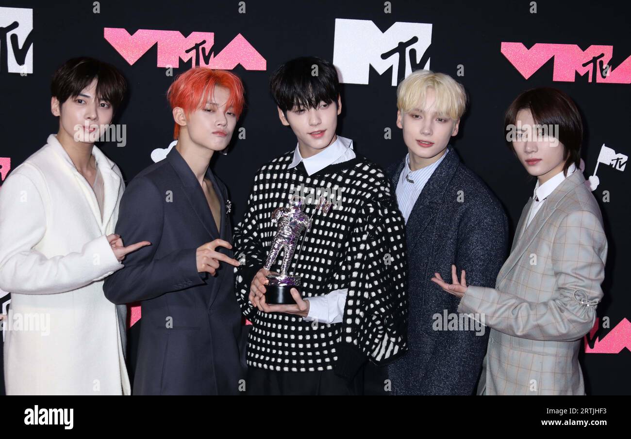 Kpop music video hi-res stock photography and images - Alamy