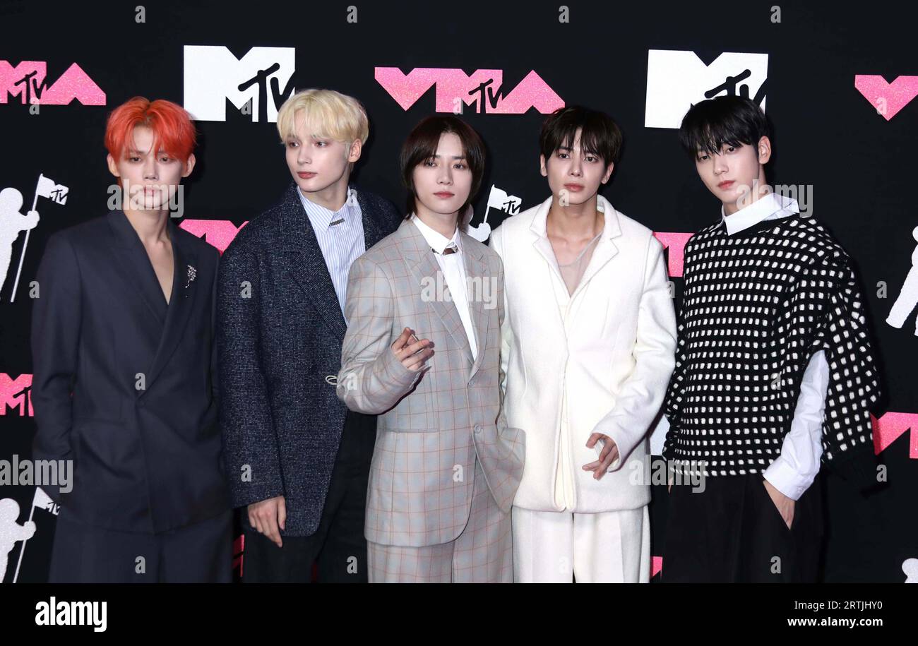 Kpop music video hi-res stock photography and images - Alamy