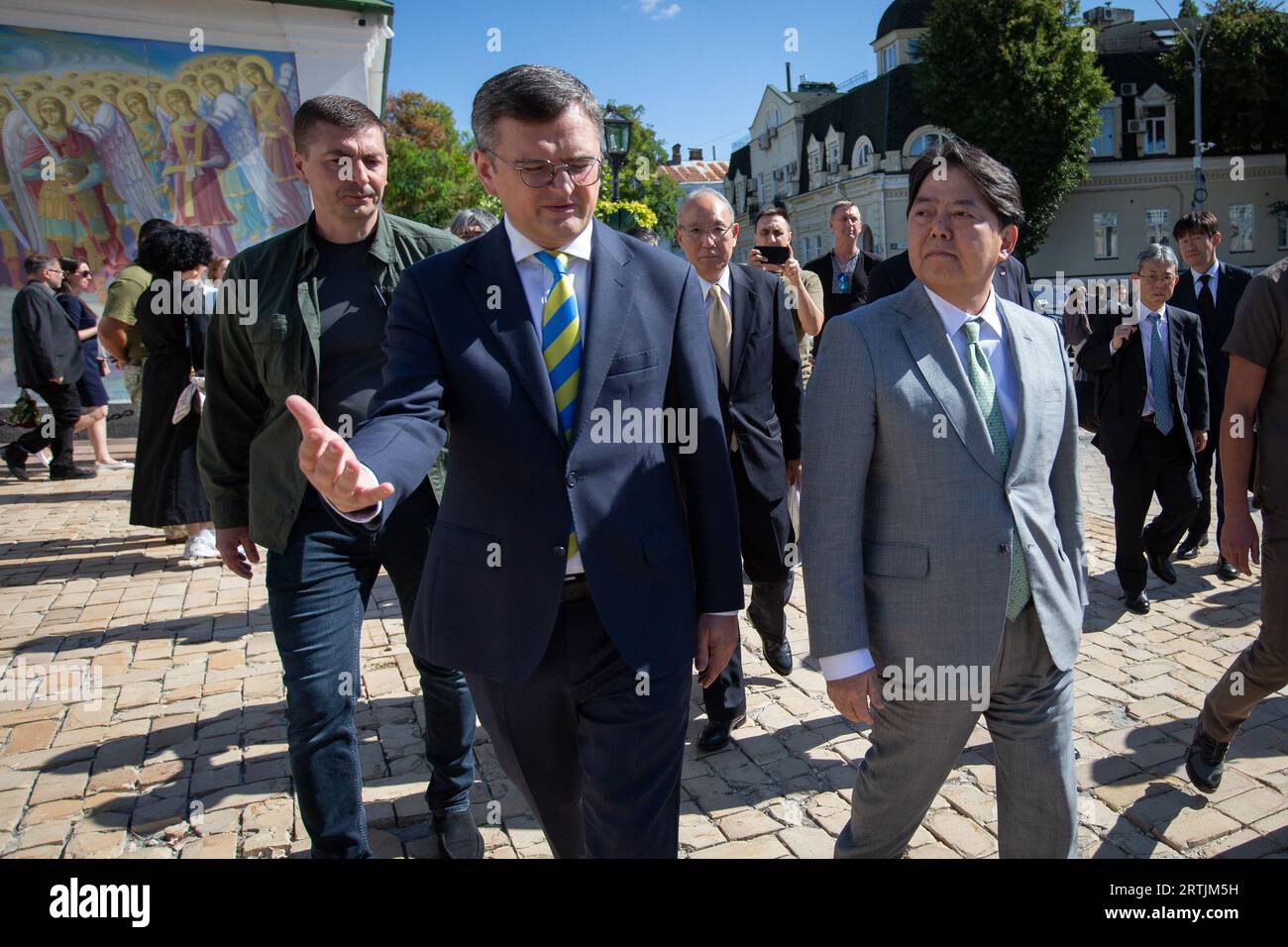 Japanese Foreign Minister Yoshimasa Hayashi (R) and Ukrainian Foreign ...