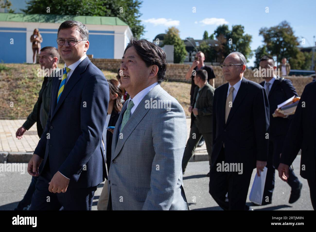 Japanese Foreign Minister Yoshimasa Hayashi (R) and Ukrainian Foreign ...