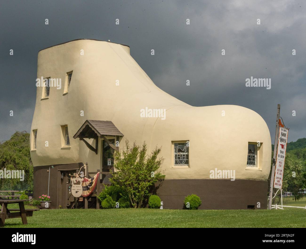 Shoe house hi-res stock photography and images - Alamy