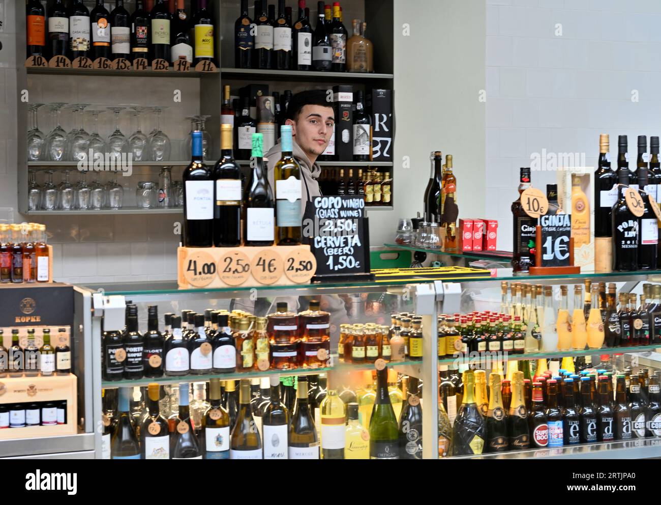 Man with beers hi-res stock photography and images - Alamy