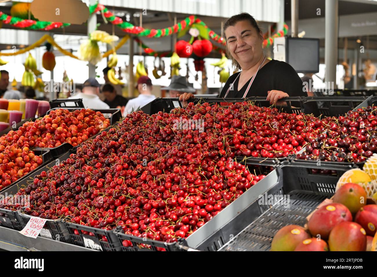 Red market hi-res stock photography and images - Alamy