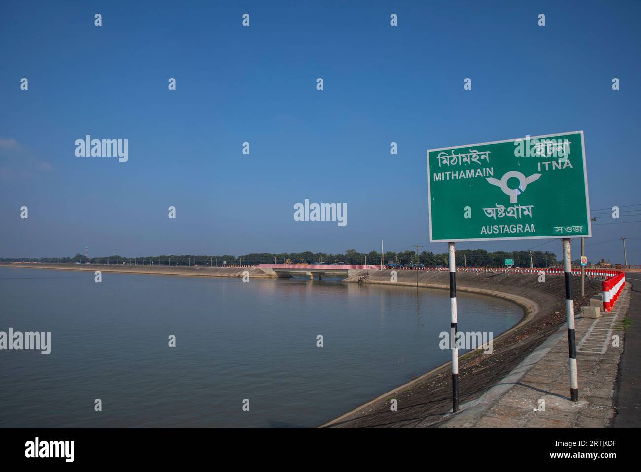 Itna-Mithamoin-Austagram all-weather road goes straight through a vast ...