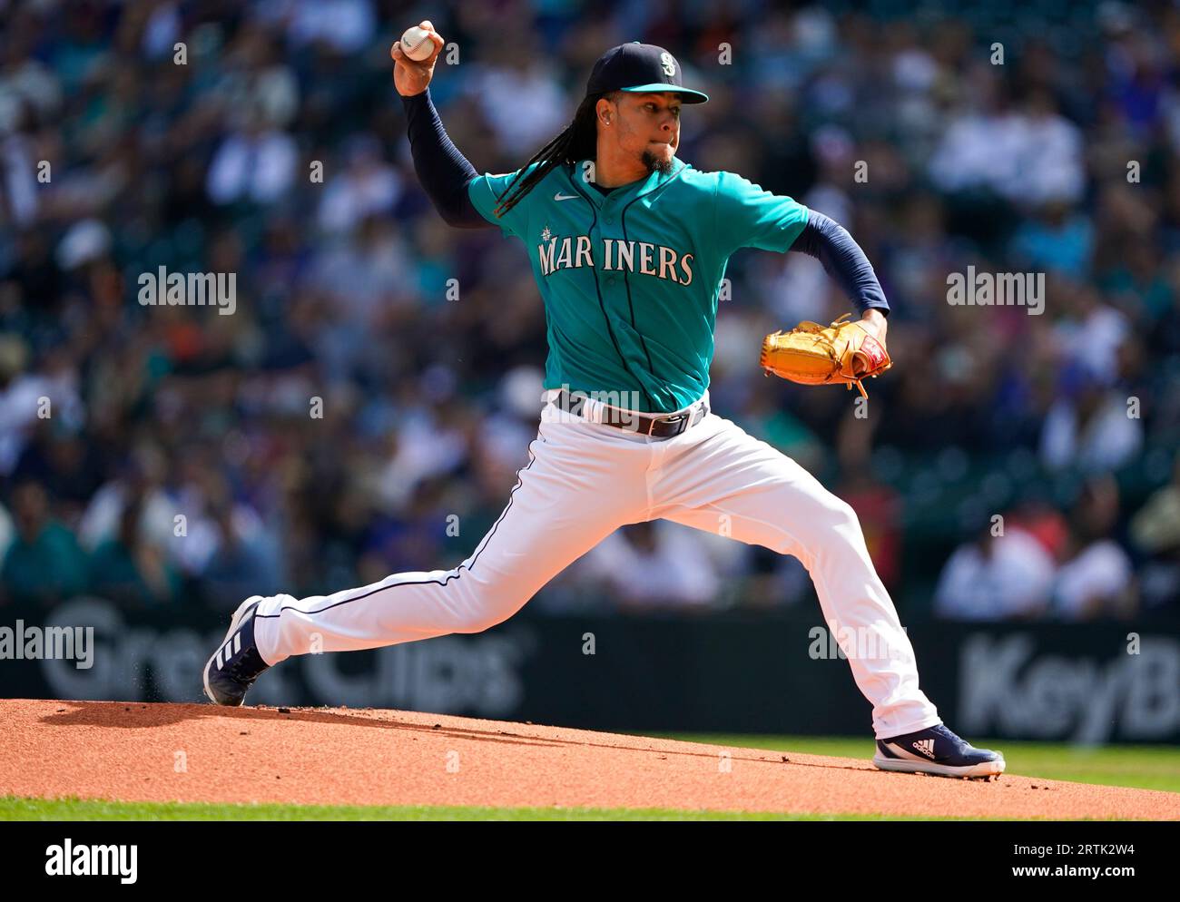 Seattle Mariners starting pitcher Luis Castillo throws against the Los ...