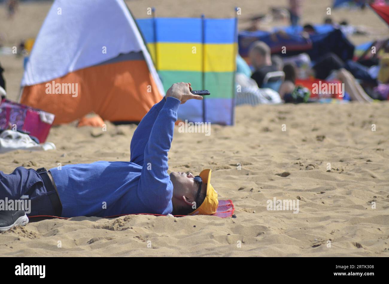 Reminiscing hi-res stock photography and images - Alamy