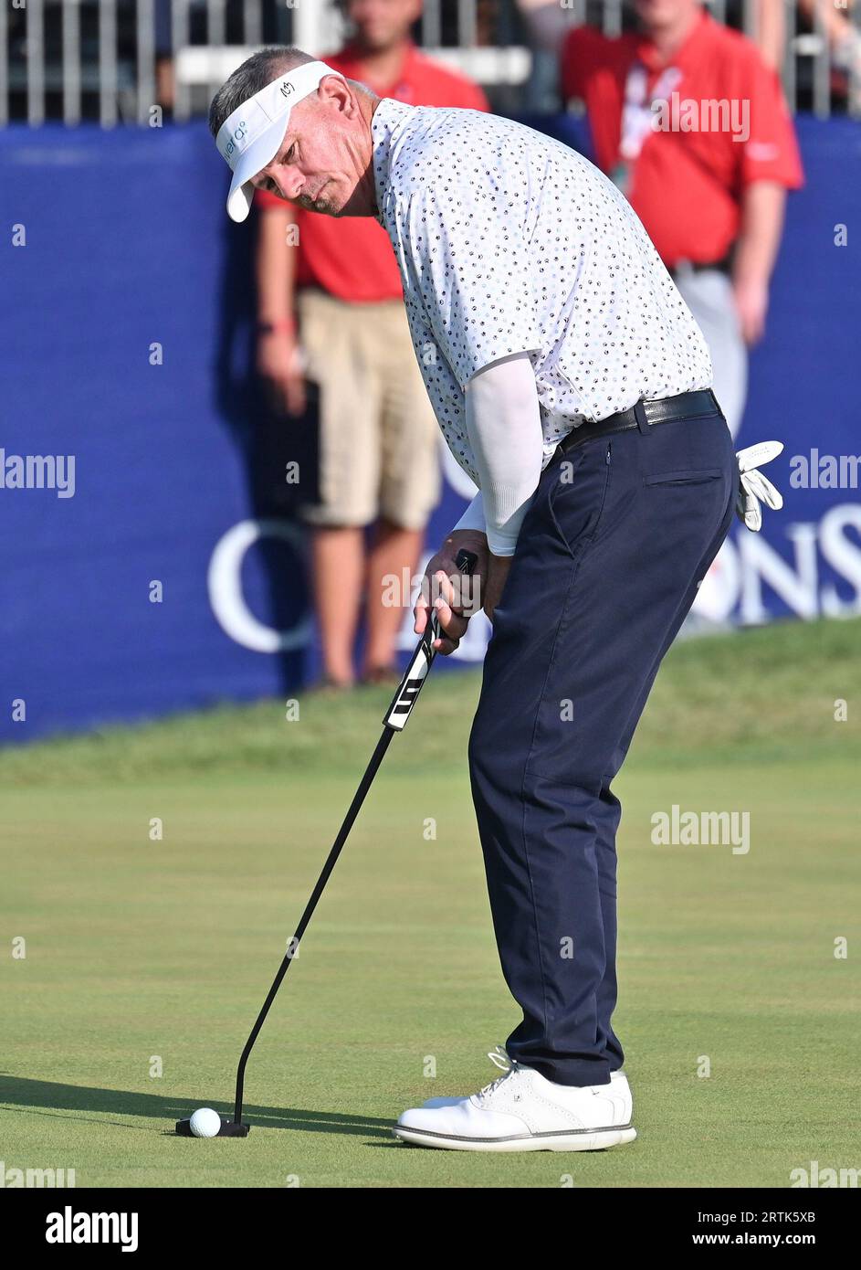 JENNINGS, MO - SEPTEMBER 10: Golfer Paul Goydos putts on the #18 green ...