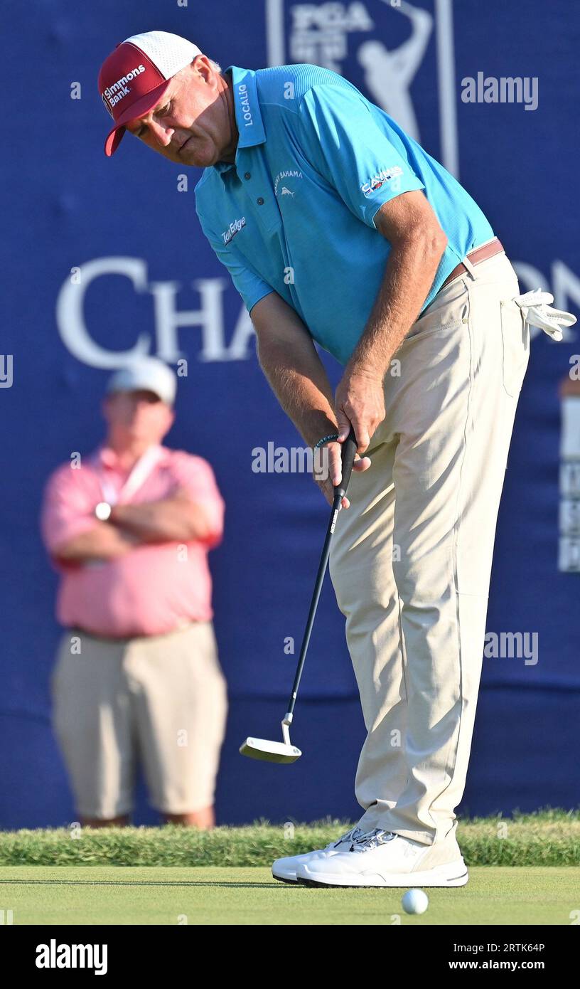 JENNINGS, MO - SEPTEMBER 10: Golfer Ken Duke putts on the #18 green ...