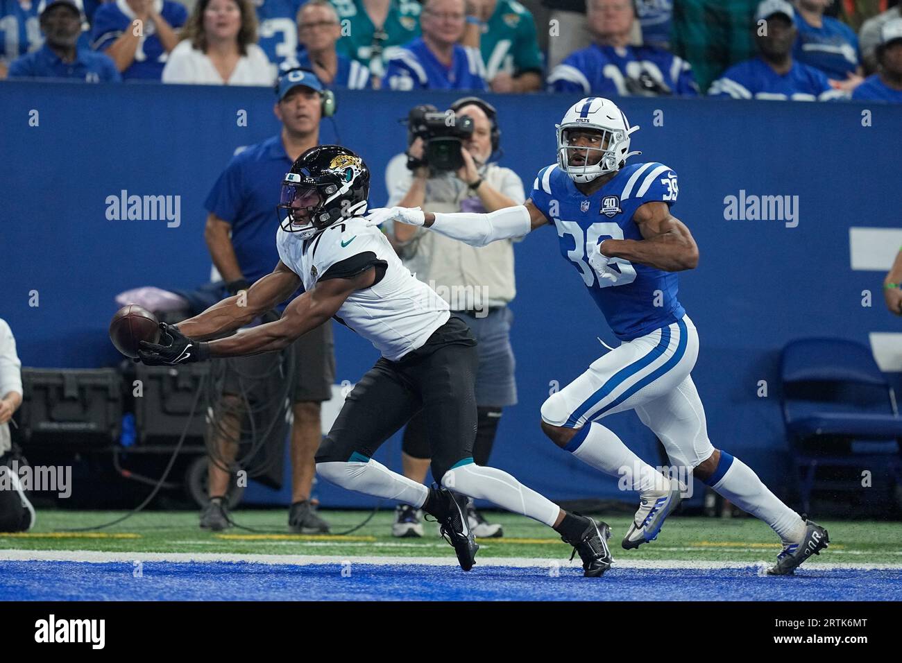 Jacksonville Jaguars wide receiver Zay Jones (7) makes a touchdown ...