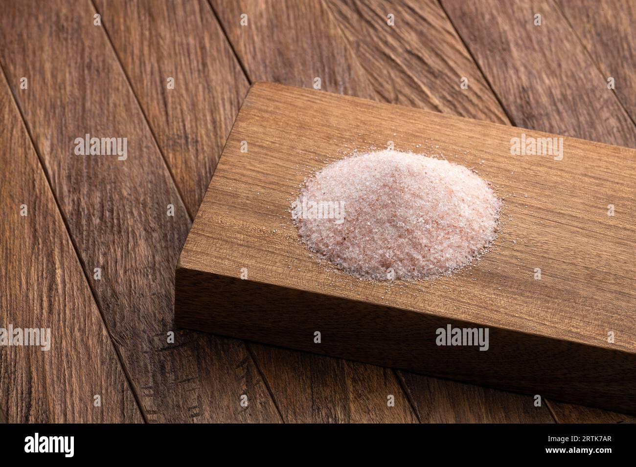 Fine grains of pink Himalayan salt, powder red rock salt from Pakistan ...