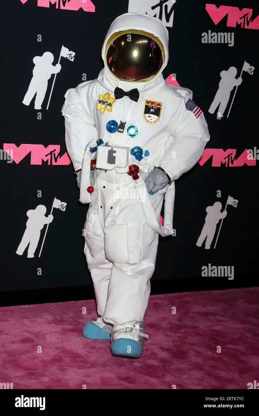 Moon Man arrives on the pink carpet of the 2023 MTV Video Music Awards ...