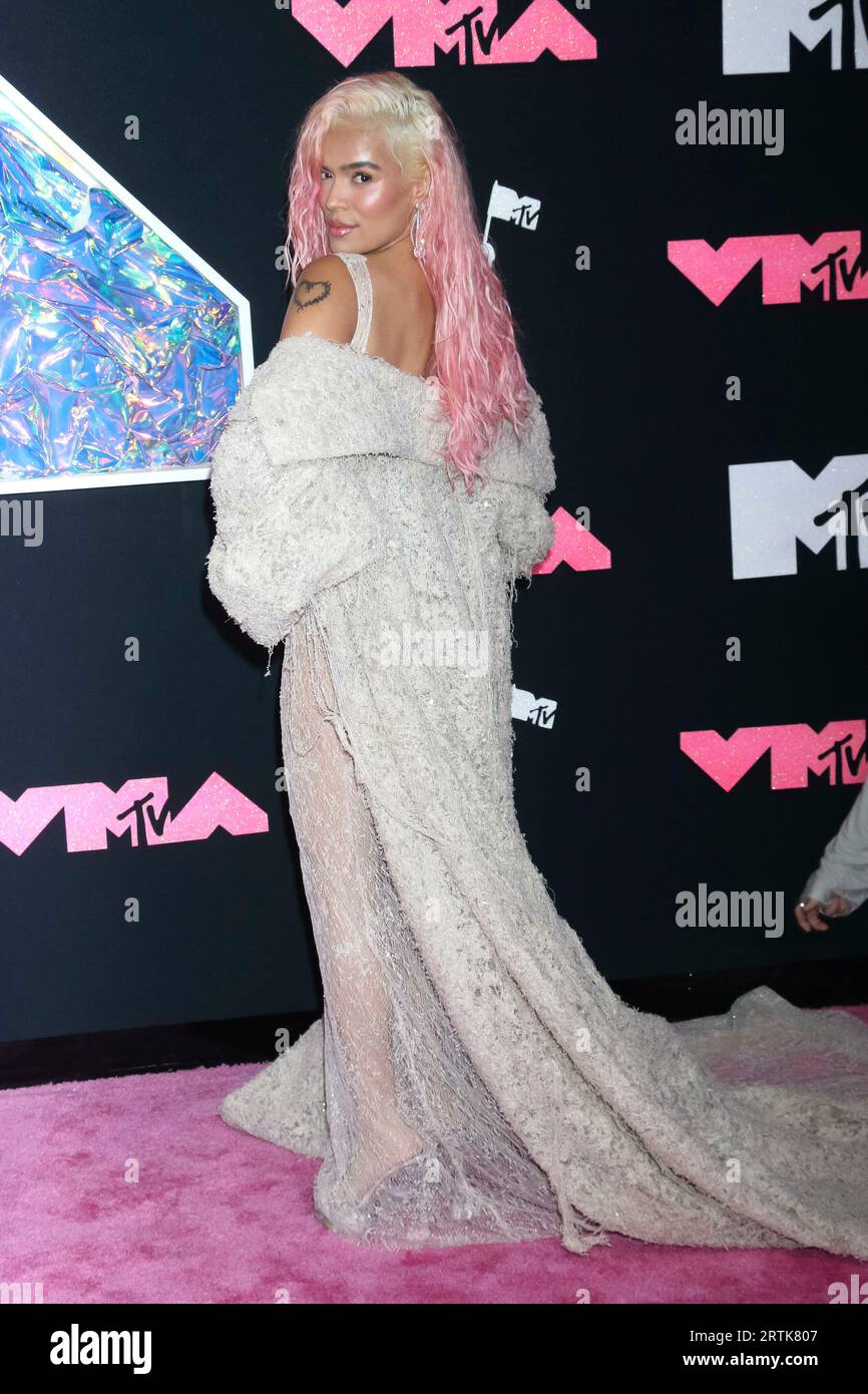 Karol G arrives on the pink carpet of the 2023 MTV Video Music Awards ...