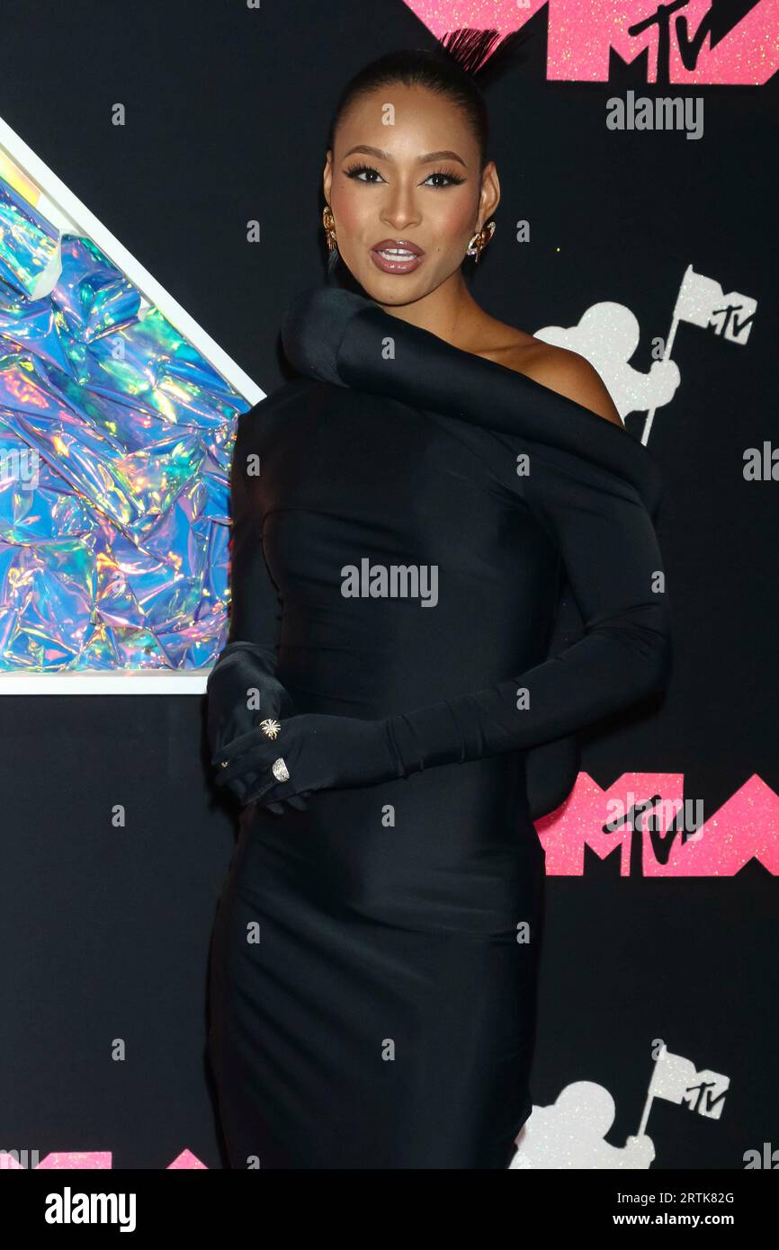 Pretty Vee arrives on the pink carpet of the 2023 MTV Video Music ...