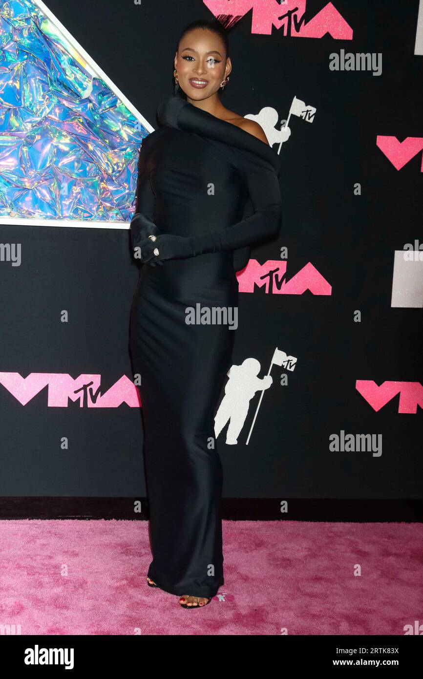 Pretty Vee arrives on the pink carpet of the 2023 MTV Video Music ...