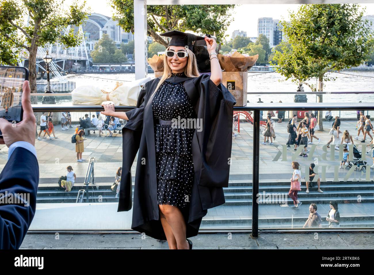 Graduates celebrate uk hi-res stock photography and images - Alamy
