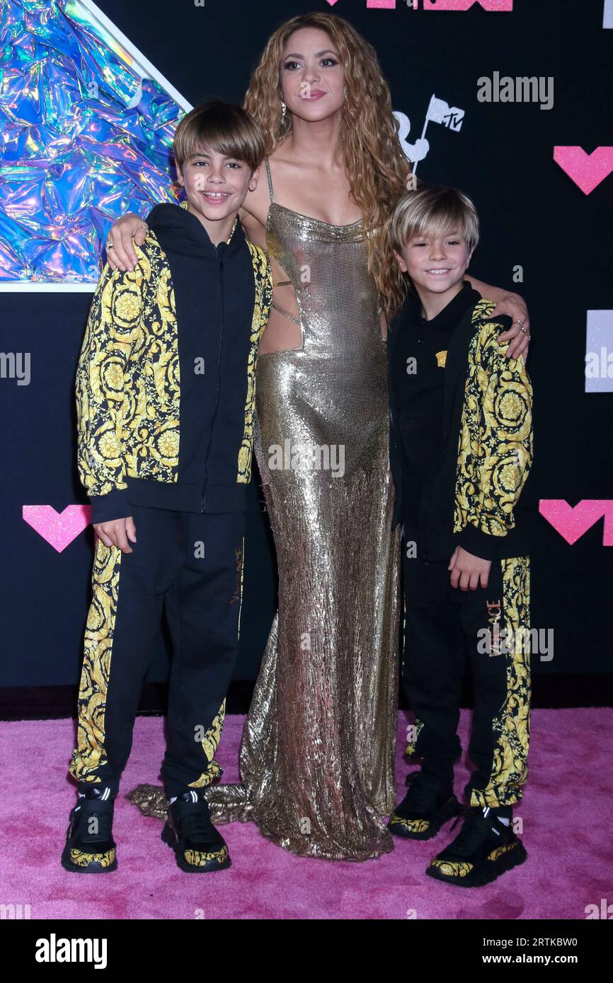 Milan Pique, Shakira and Sasha Pique Mebarak arrive on the pink carpet ...