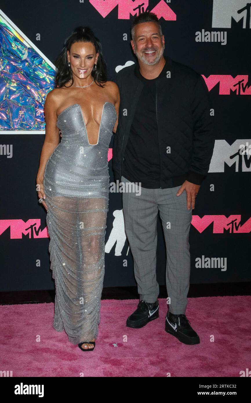 Heidi and Marc D'Amelio arrive on the pink carpet of the 2023 MTV Video ...