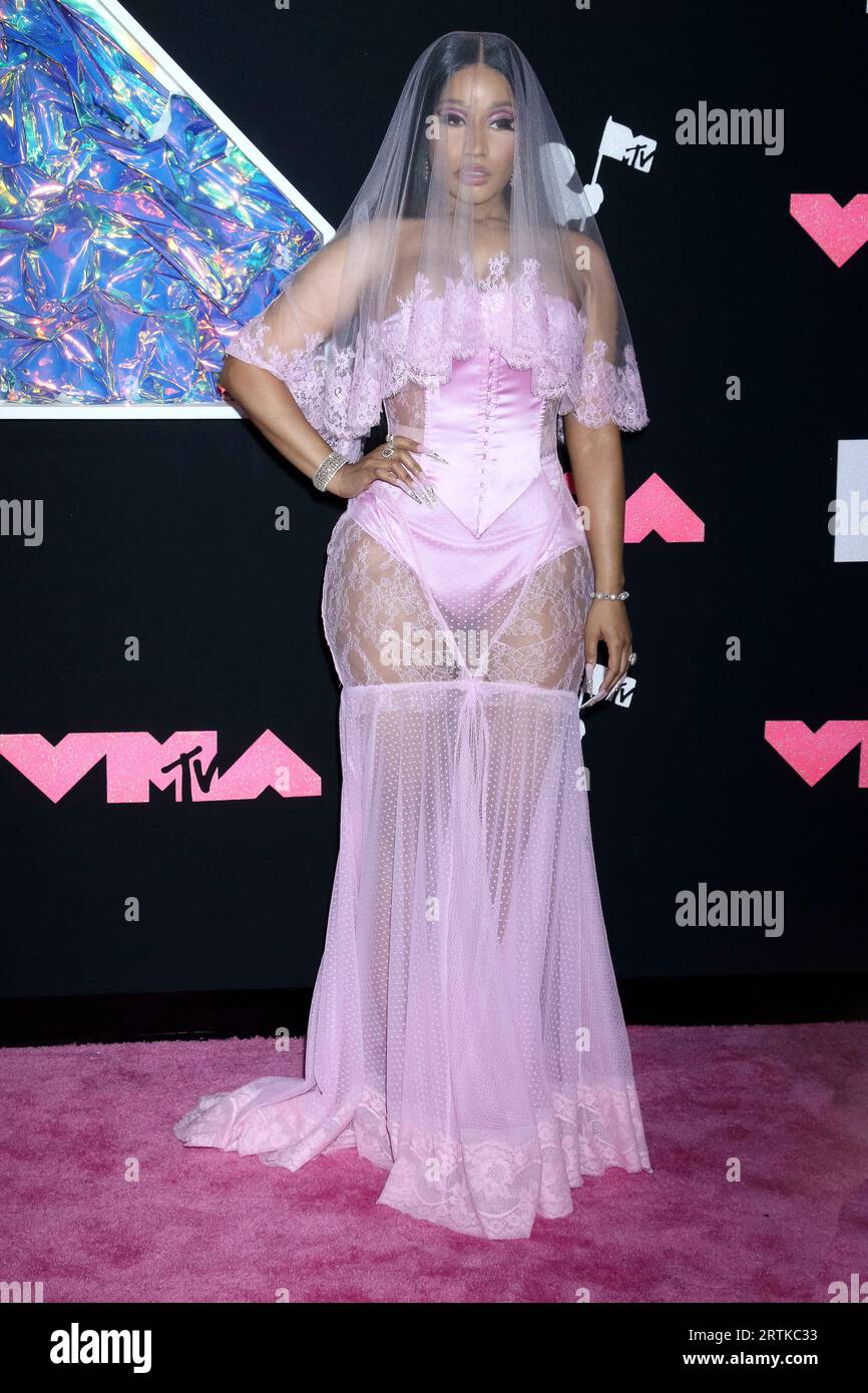 Nicki Minaj arrives on the pink carpet of the 2023 MTV Video Music ...