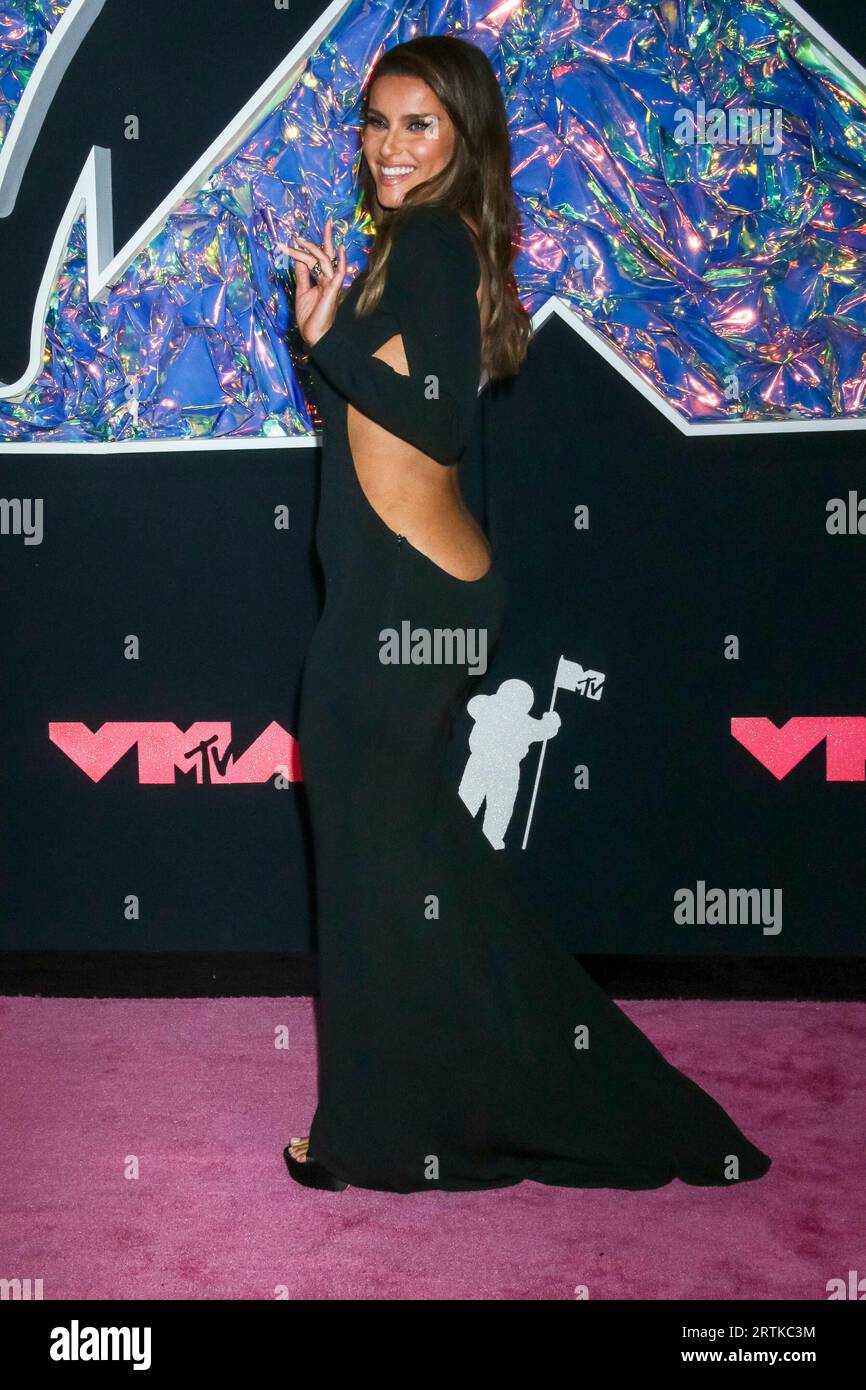 Nelly Furtado arrives on the pink carpet of the 2023 MTV Video Music ...