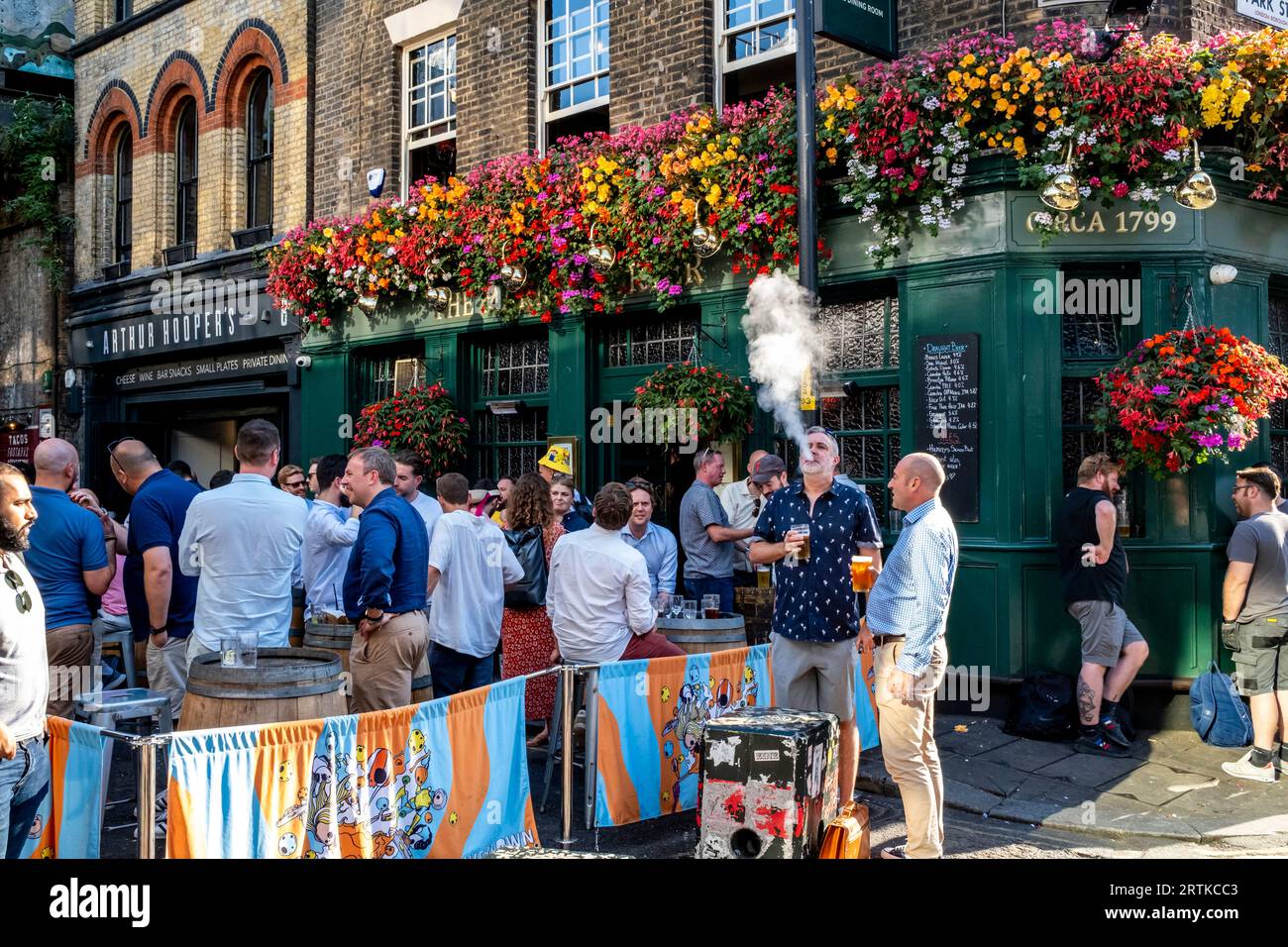 A Group Of Men Drinking Outside The Market Porter Pub In Borough Market ...
