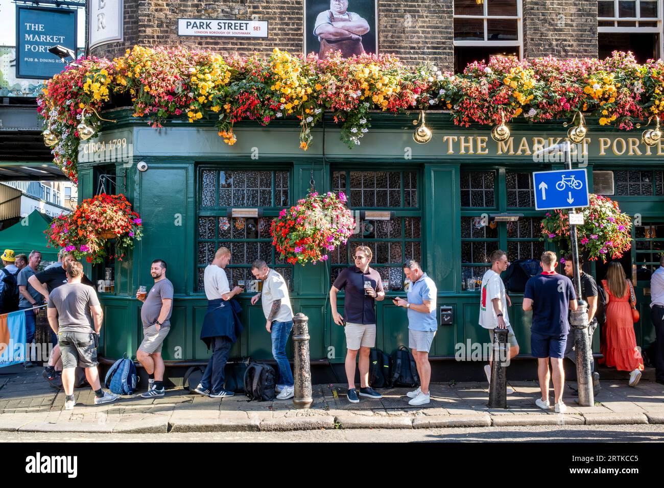 Men and city and drinking and uk hi-res stock photography and images ...