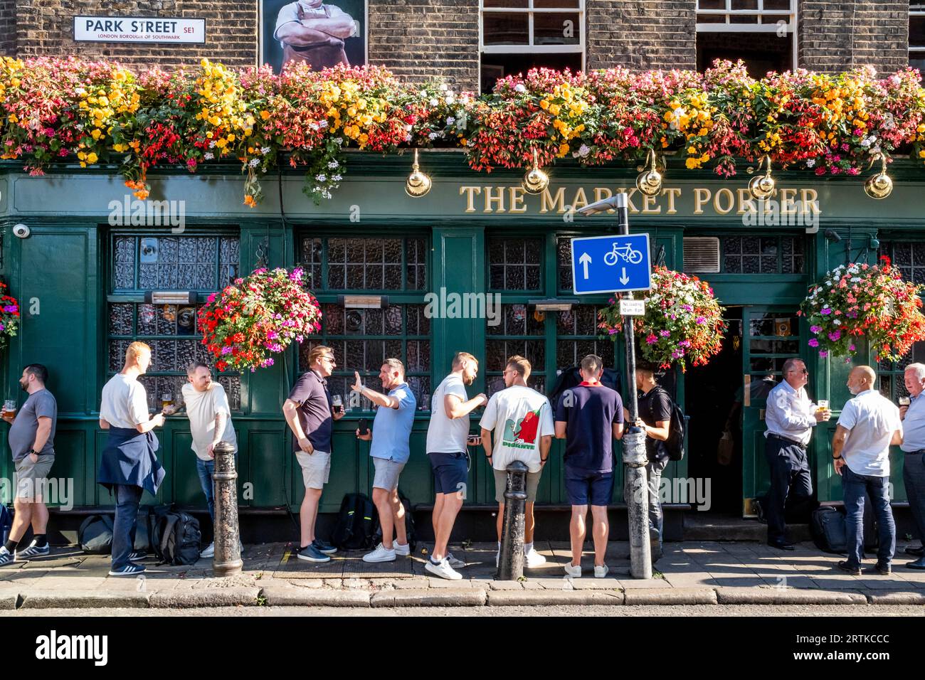 Market porter hi-res stock photography and images - Alamy