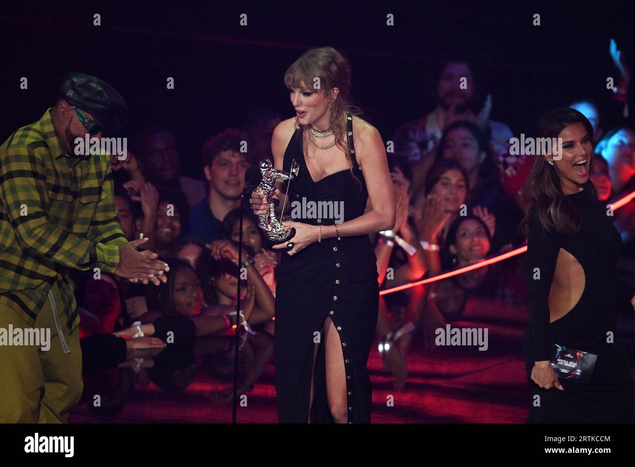 Newark, USA. 12th Sep, 2023. Taylor Swift accepts the Song of the Year ...