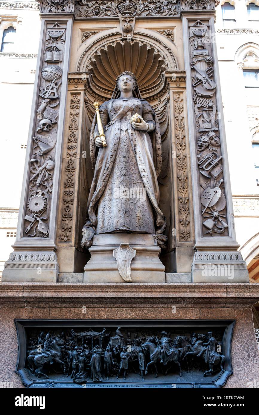 The Temple Bar Memorial Stands In The Middle of The Street Next To The ...
