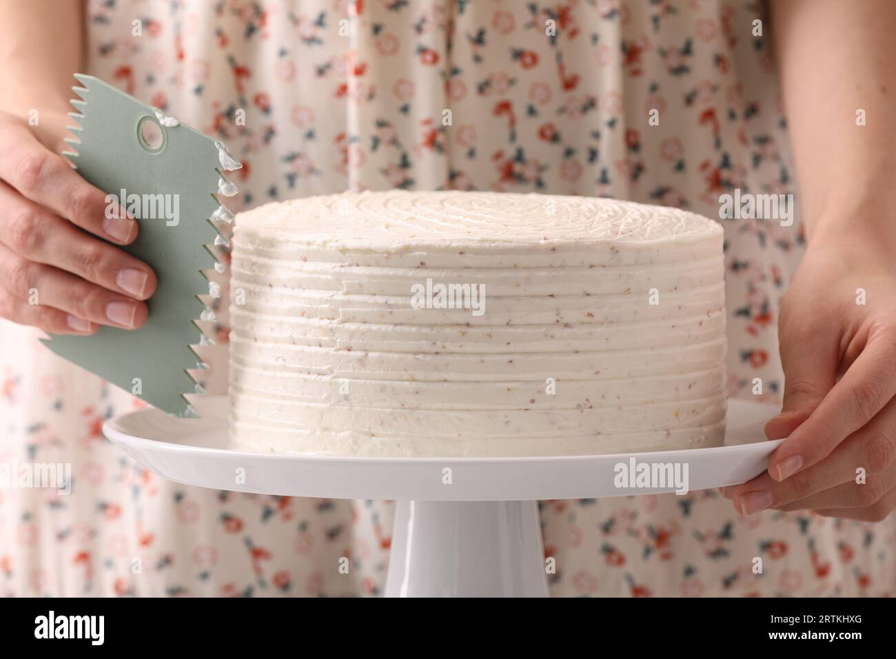 Decorate cake hi-res stock photography and images - Alamy