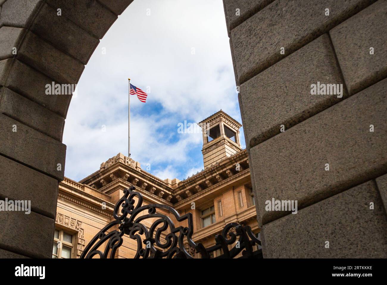 American flag behind building hi-res stock photography and images - Alamy