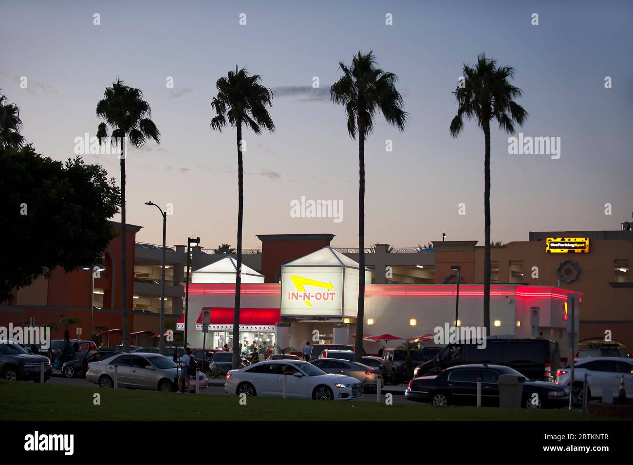 Cars lined up outside In N Out burger restaurant on Sepulveda Blvd ...
