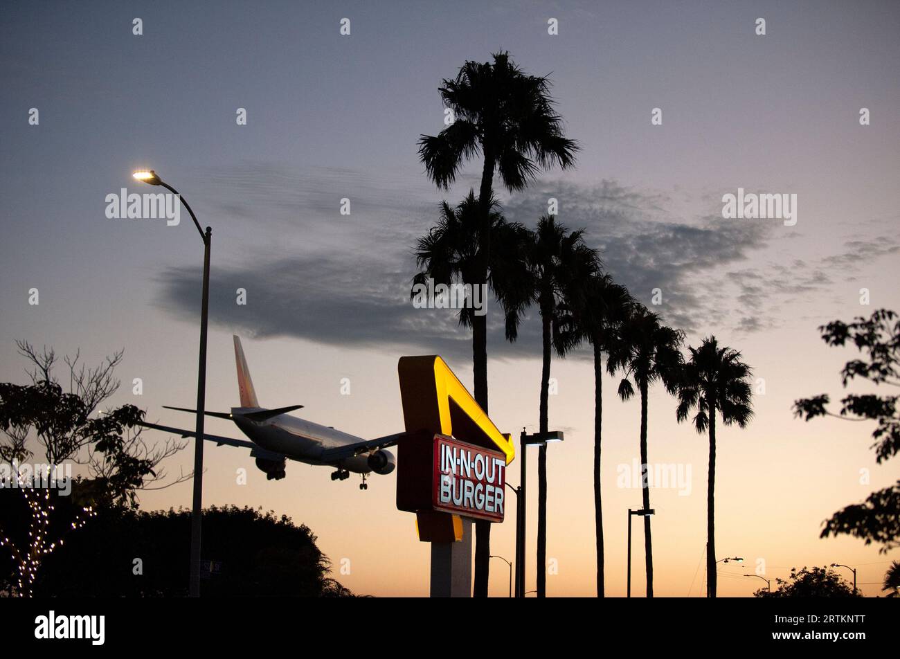 Plane landing at LAX passes In N Out Burger on Sepulveda Blvd., Los ...