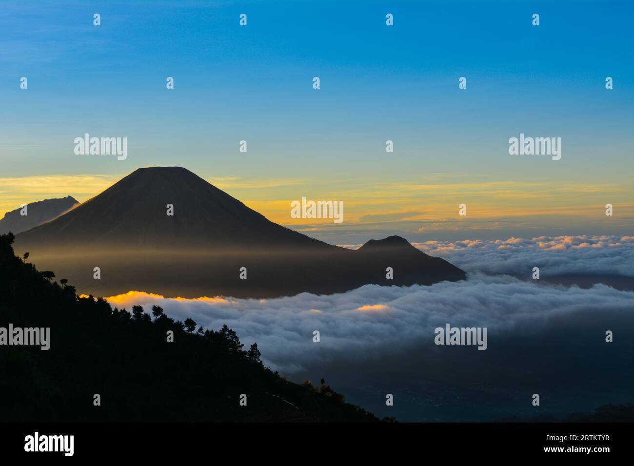 The view of Mount Prau before sunrise is very beautiful Stock Photo - Alamy
