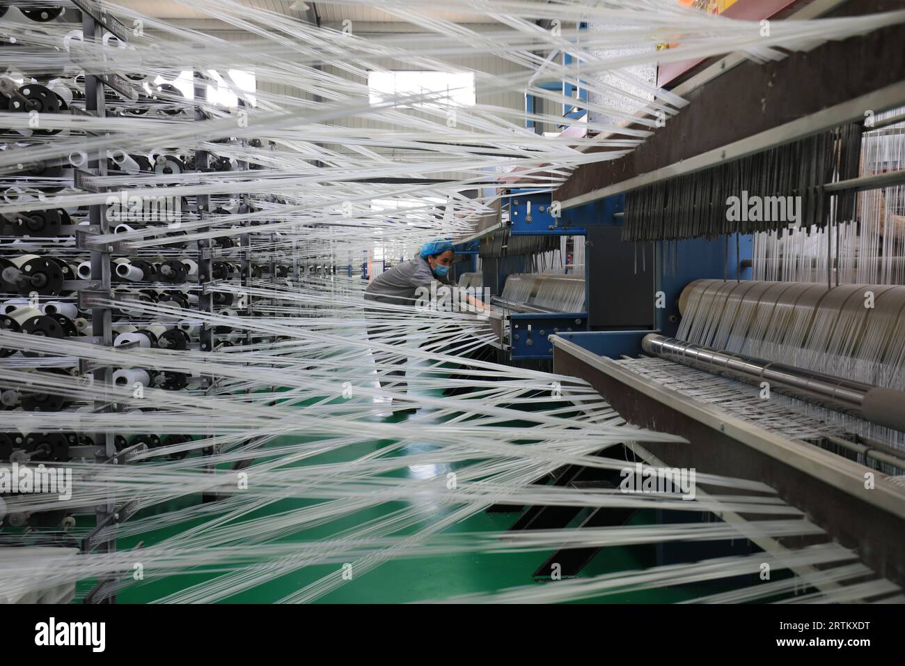 The mechanical equipment of the plastic weaving production line is ...