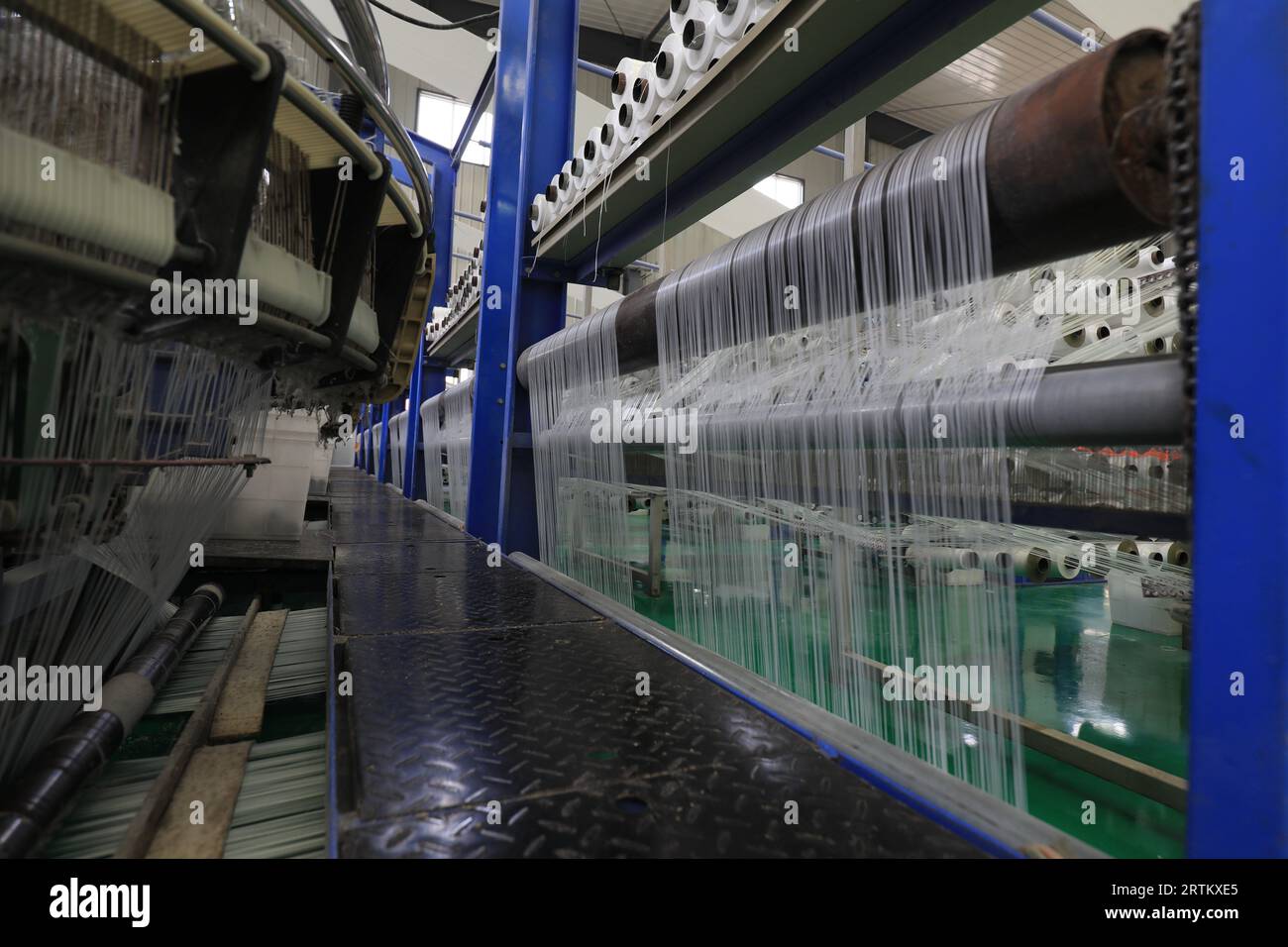 The mechanical equipment of the plastic weaving production line is ...