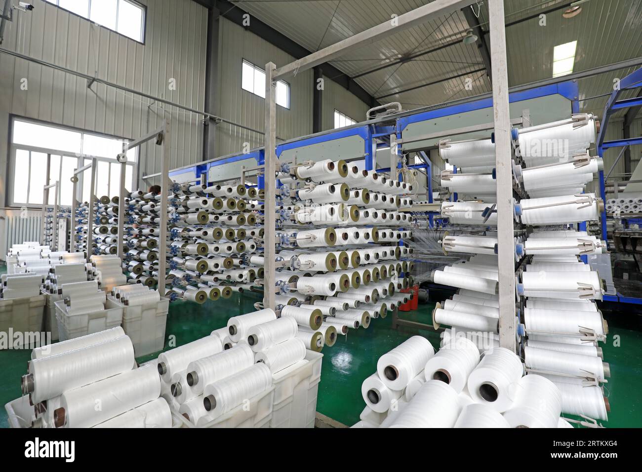The mechanical equipment of the plastic weaving production line is ...