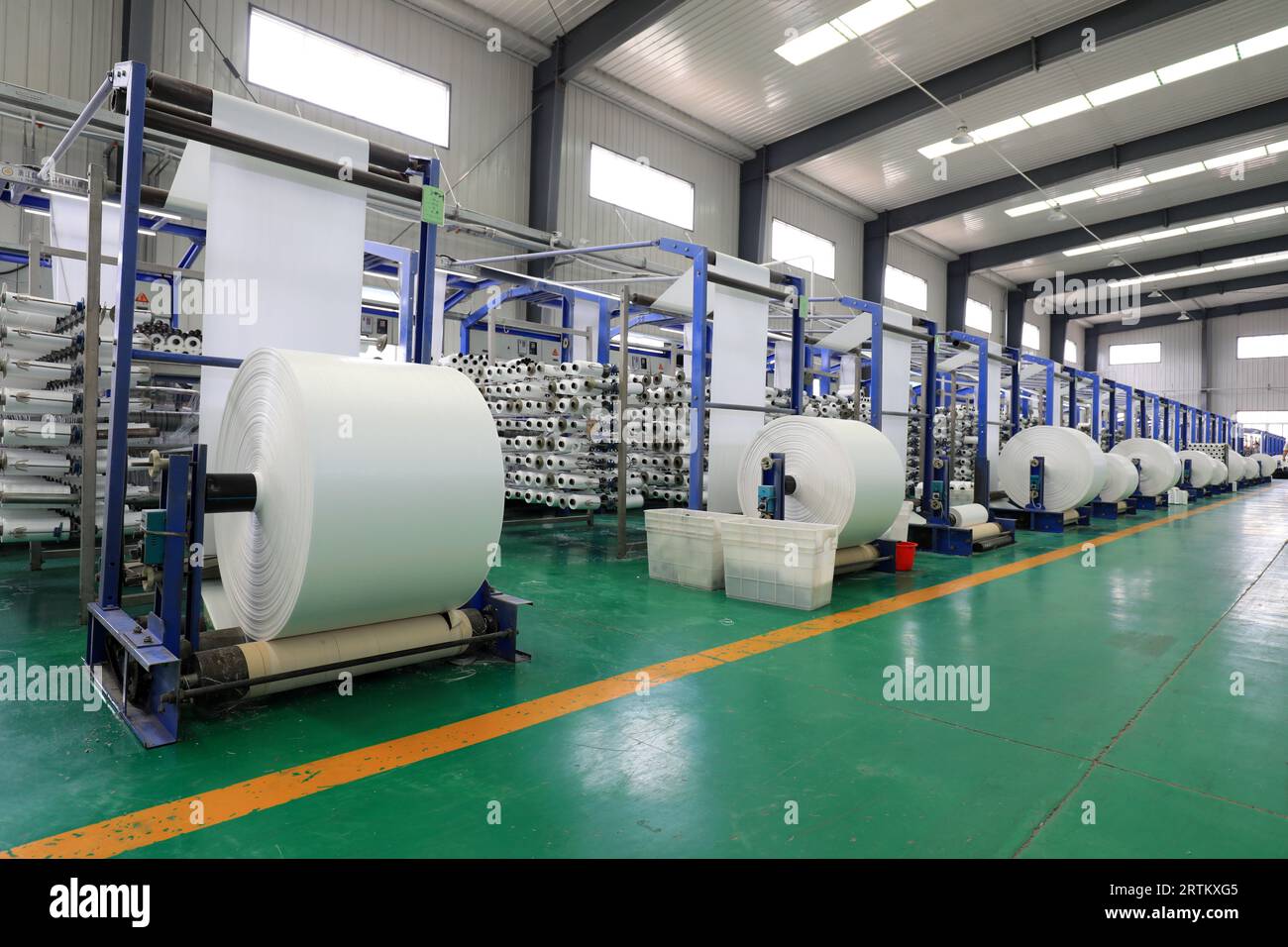 The mechanical equipment of the plastic weaving production line is ...