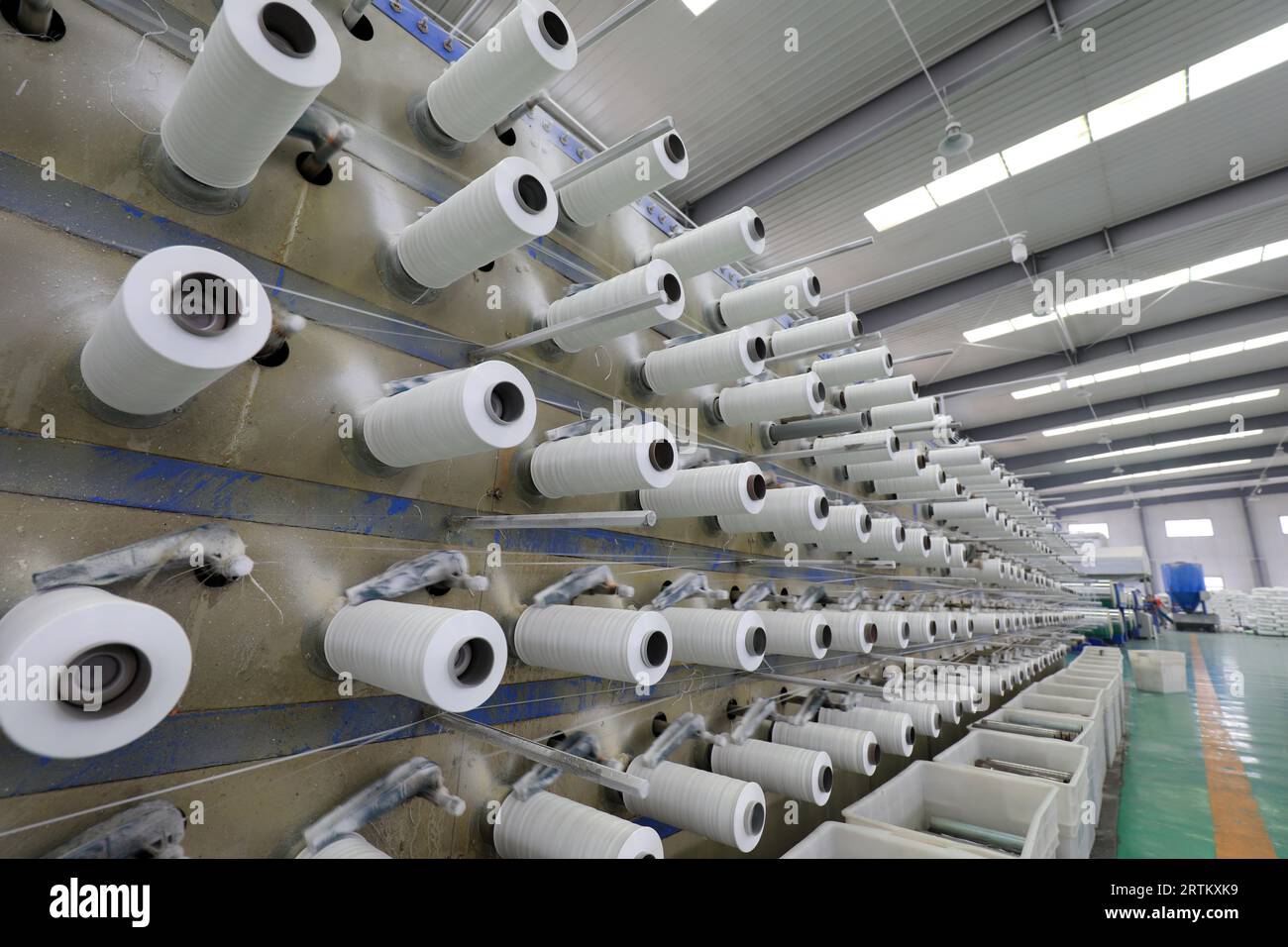 The mechanical equipment of the plastic weaving production line is ...