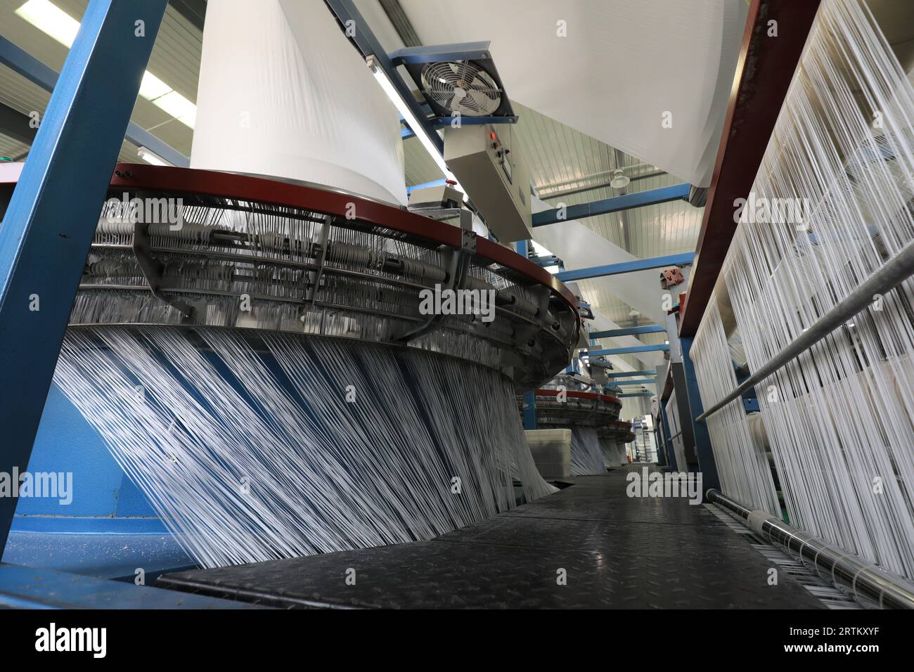 The mechanical equipment of the plastic weaving production line is ...