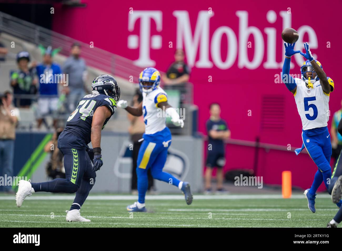 Seattle Seahawks linebacker Bobby Wagner (54) runs towards Los Angeles ...