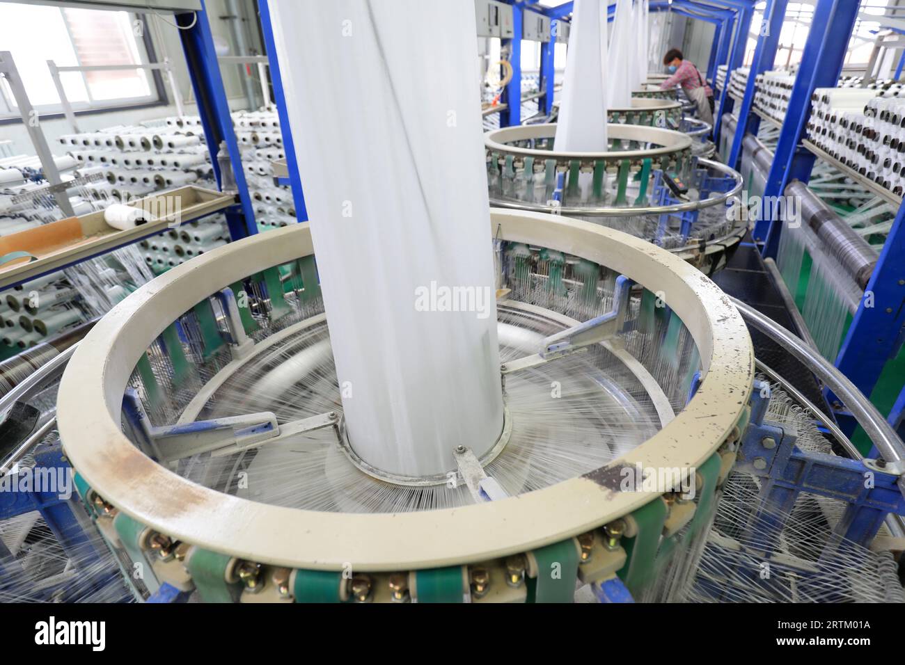 Workers work hard in the plastic weaving workshop, North China Stock ...