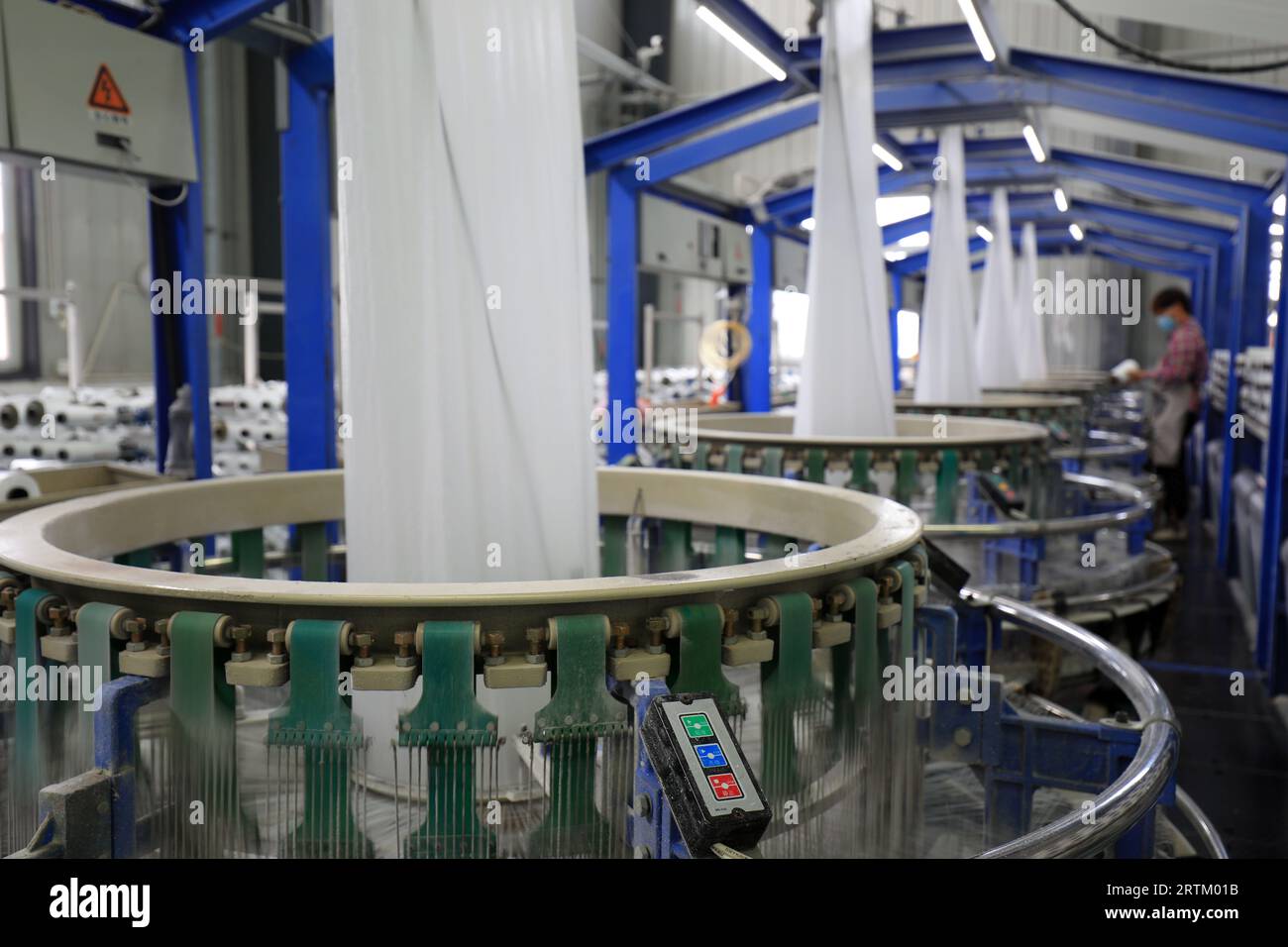 Workers work hard in the plastic weaving workshop, North China Stock ...