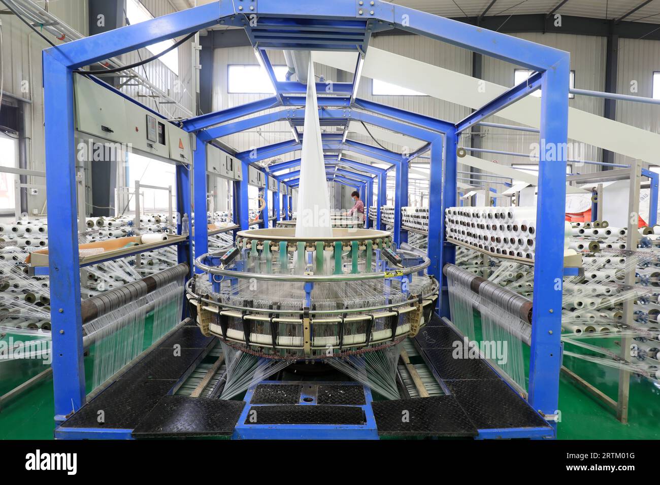 Workers work hard in the plastic weaving workshop, North China Stock ...