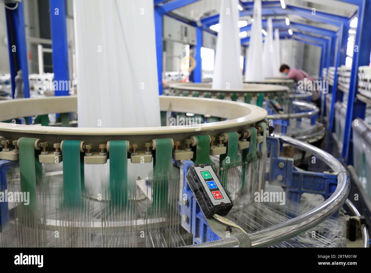 Workers work hard in the plastic weaving workshop, North China Stock ...